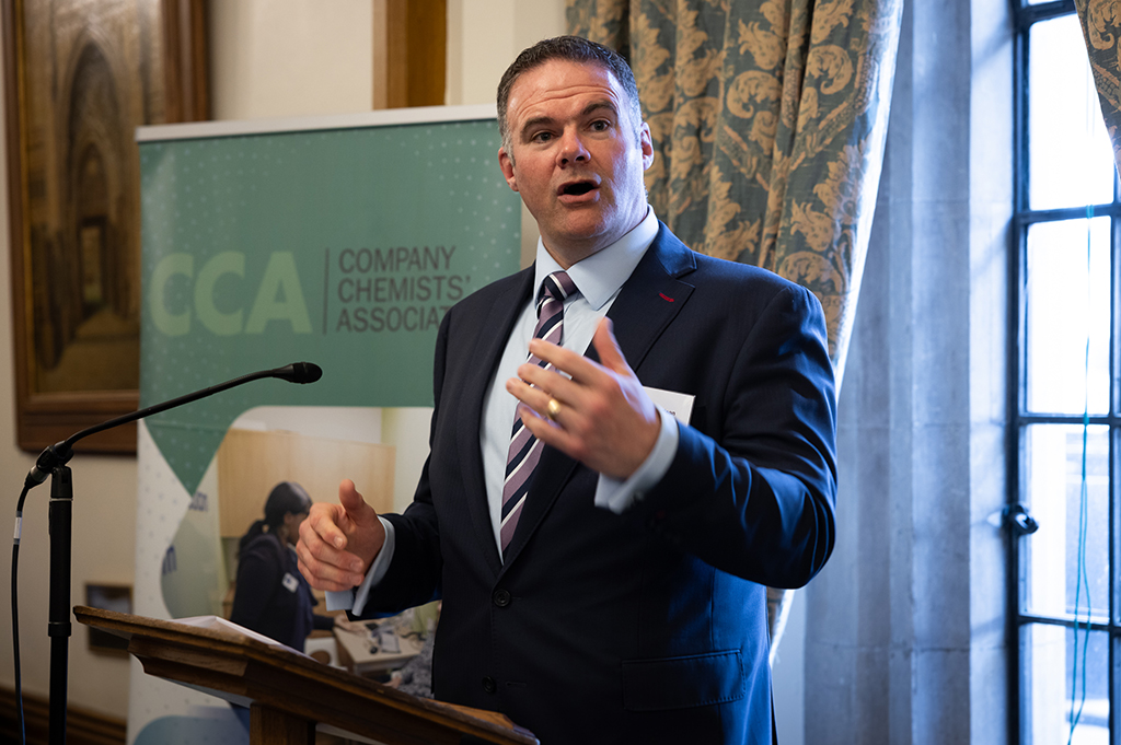 Use community pharmacies to combat falling vaccine uptake, report urges ...
